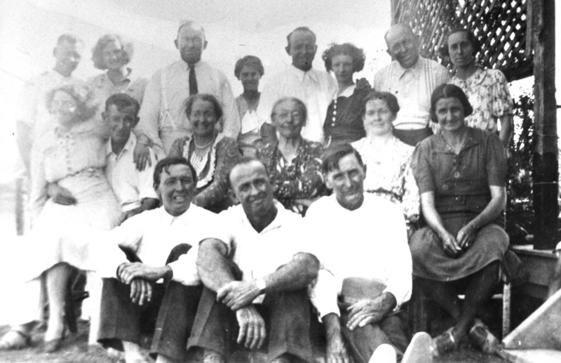 BP.423 Carlyon Family (Extended), Mitchell, Qld; 25/12/1938; BP.423 | eHive