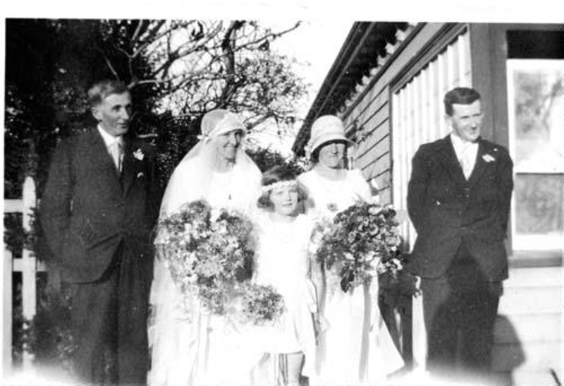 1930 July 22nd Mabel Stainger & Bill Munro's wedding at Selwyn, Flower ...