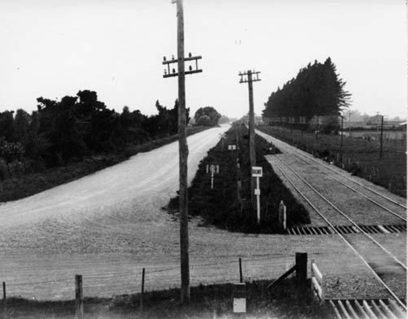 EHS-6040 Dunsandel Railway crossing Towrds ChCh 1998-8-14 7 of 13 Ph ...
