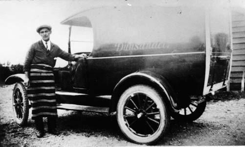 M-Bus 11 1920's Lewellyn Jones who drove the butchers van for Tylers ...