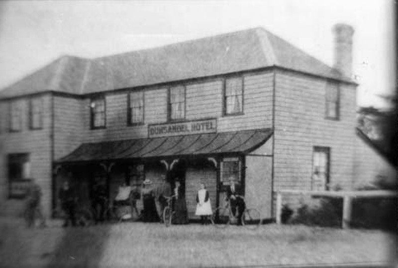 ca 1910 B25 Dunsandel hotel & group; DHS-0708 | eHive