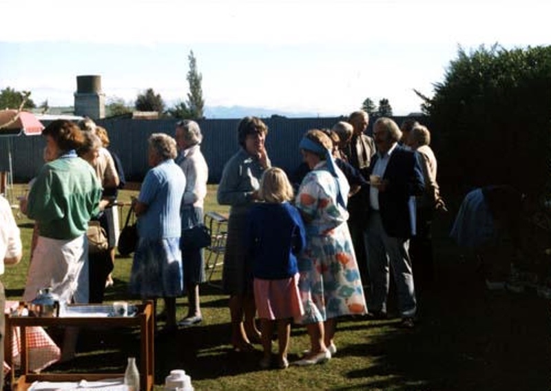 1986 12th April, Denise Sheat talking to Judy Johnson & daughter; DHS ...