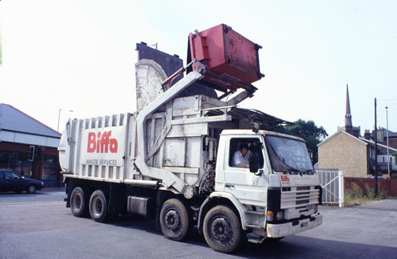 Biffa Bin collection Lorry, Station Road East; The Linden Clements ...