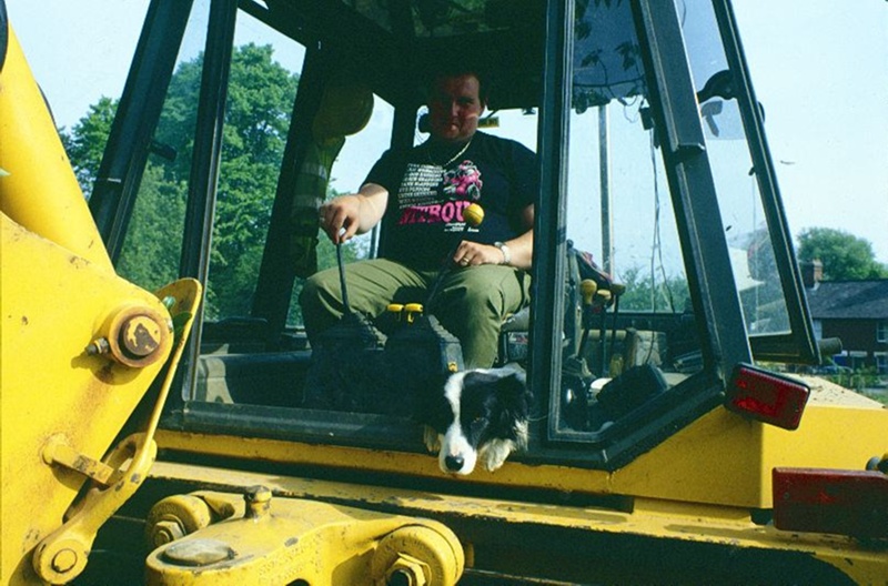 SMKLHG296 Folder, photo: Construction worker with his dog in a digger ...