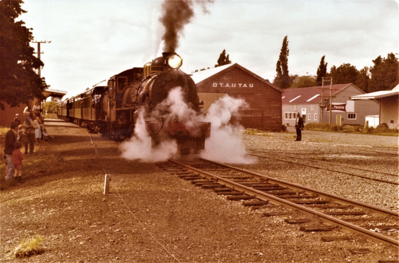 Ōtautau Historical Events - Kingston Flyer outside Ōtautau Goods Shed ...