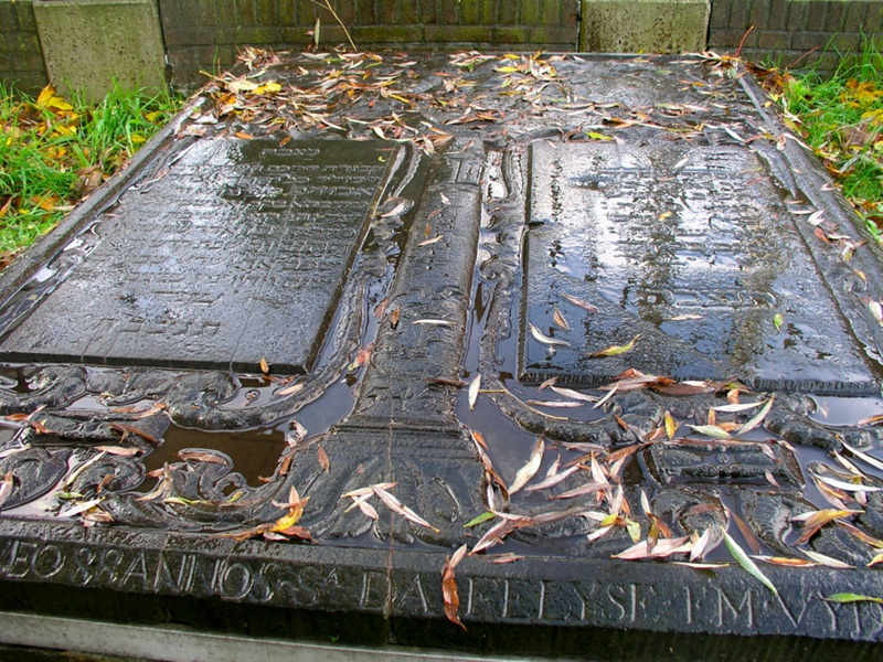 Gravestone of Rabbi Aboab da Fonseca and his first wife Esther. Beth ...