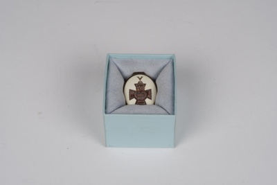 COMMEMORATIVE ENAMEL BOX. V.C. 150 ANNIVERSARY ; 2006; HSM0012 | eHive