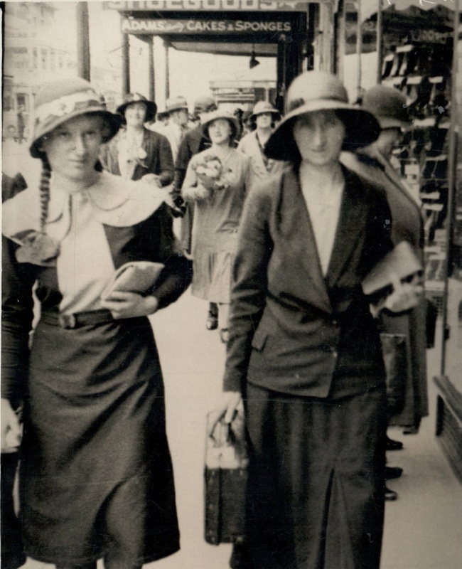 Clara Filsell (nee Hefford) [1880-1966] and her daughter Lois [1920 ...