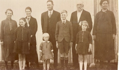Sunday morning fellowship, Collins and Vickers Family; circa 1926 | eHive