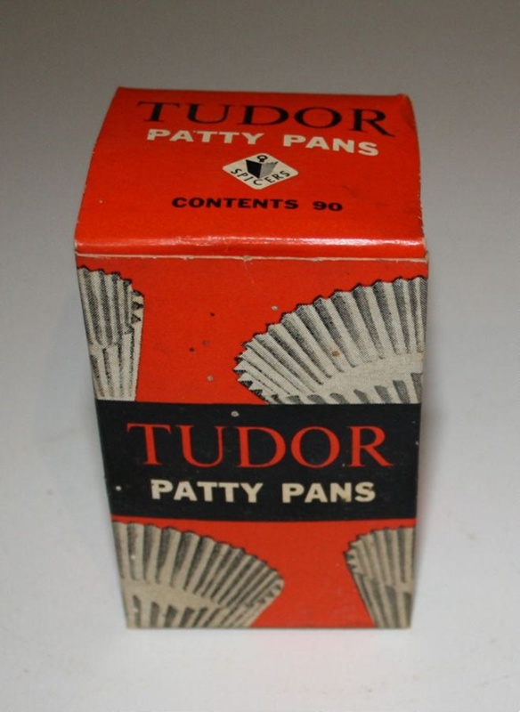 Packet Tudor Patty pans in box; CM.E069b | eHive