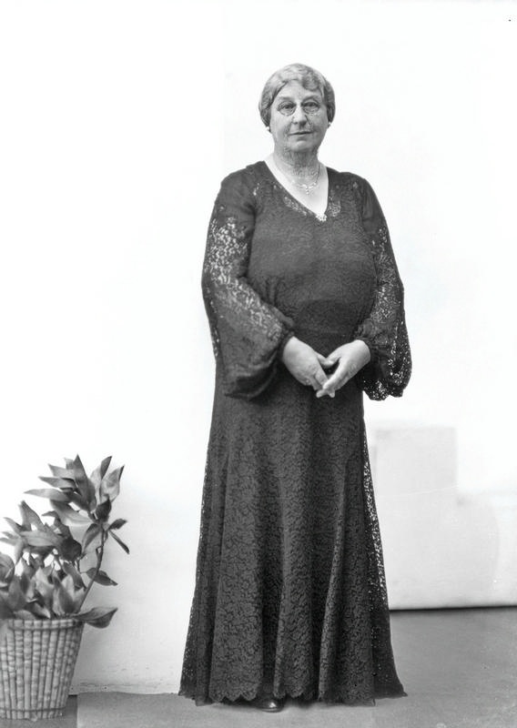 Portrait. Mrs D Reid. Christchurch, Canterbury, New Zealand; Clifford's ...