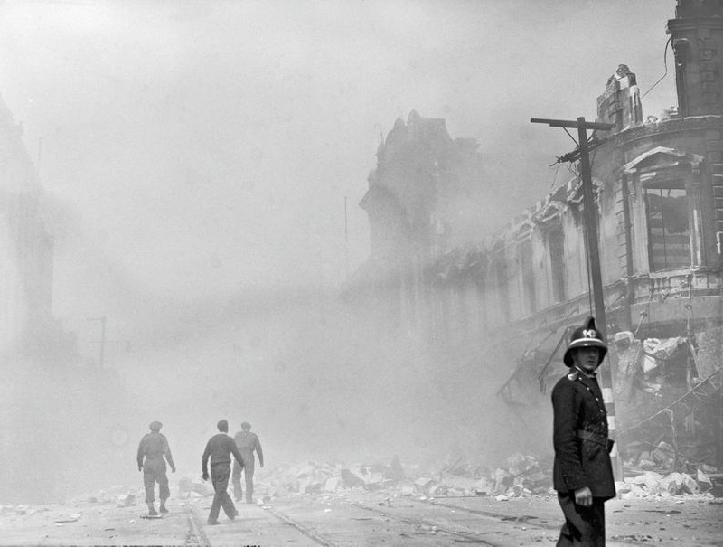 Ballantynes Fire. Smoke, Dust. View on Colombo Street, NZ Army and a ...