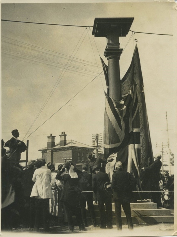 Unveiling WW1 Memorial ; MF9.6b | eHive