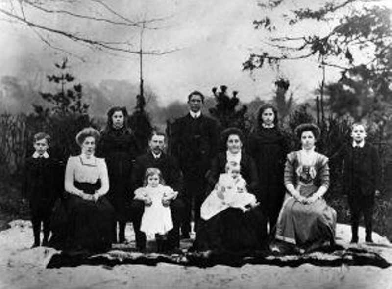 Portrait of Edward William Hanham and family; X/24/3506 | eHive