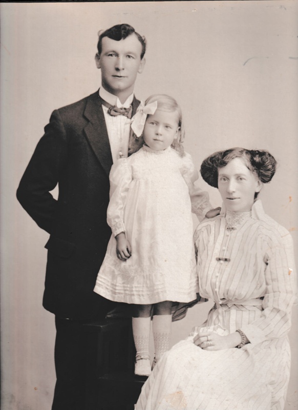 Booker family. George Booker with wife Amy Kate and daughter Elsie Amy ...