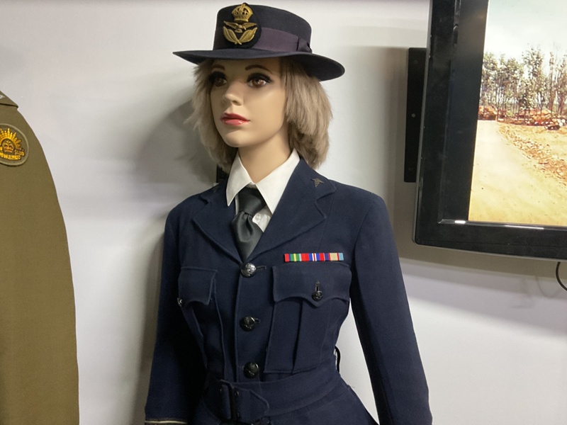RAAF WW2 FLIGHT OFFICER .; REAR WALL CENTRE 14 RAAF FEMALE | eHive