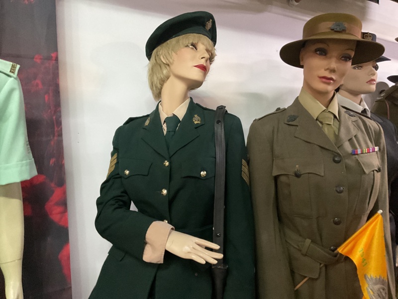WOMENS ROYAL AUSTRALIAN ARMY CORPS WRAAC SERVICE DRESS 1970s; CENTRE ...