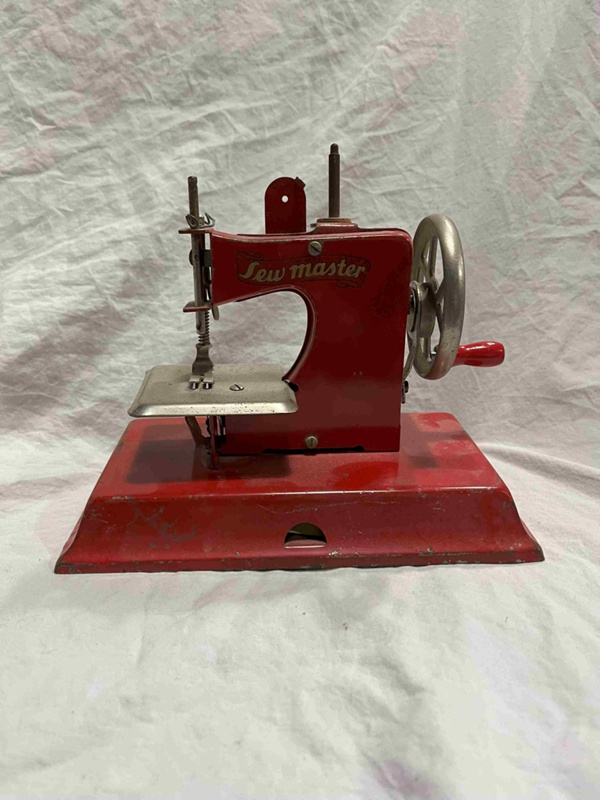 Vintage Toy Sewing Machine ; 1007 | eHive