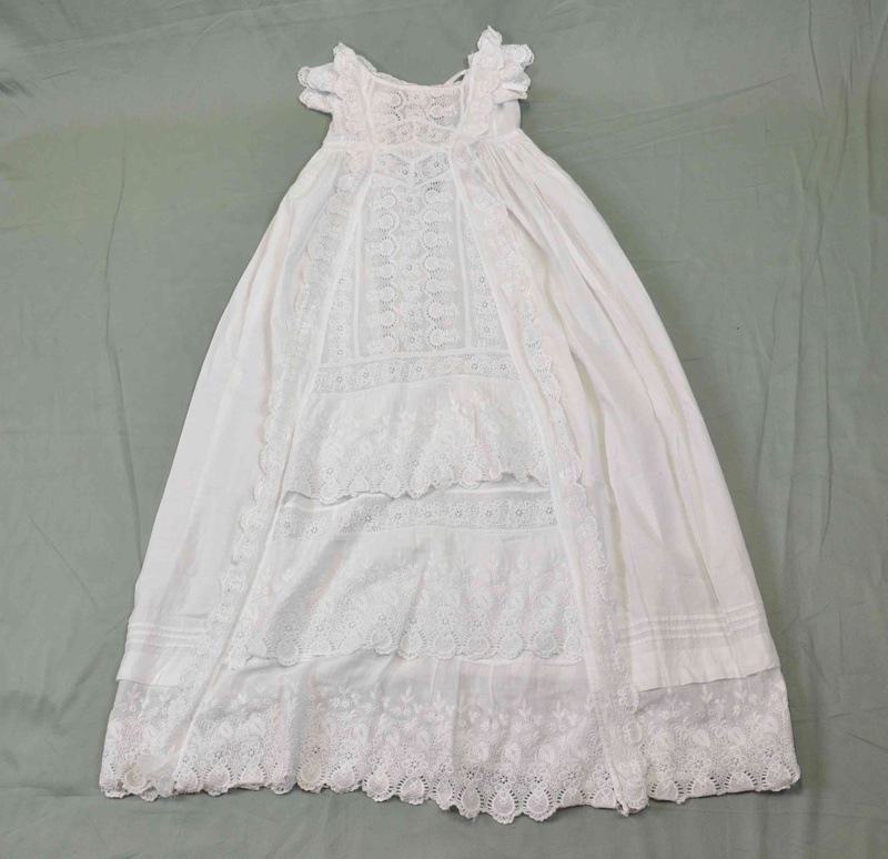 Christening gown ; 1900; MPM156 | eHive