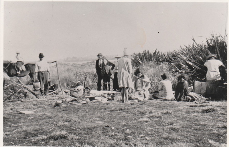 The Town family at "The Flats" (now Pine Harbour) visiting the Maoris ...
