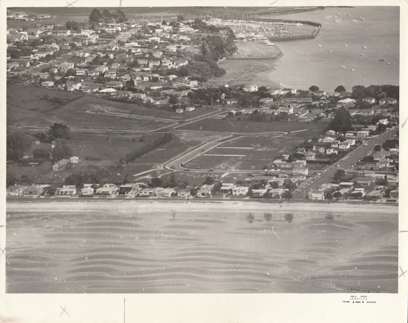 Aerial photograph of Eastern Beach showing housing along the Esplanade ...