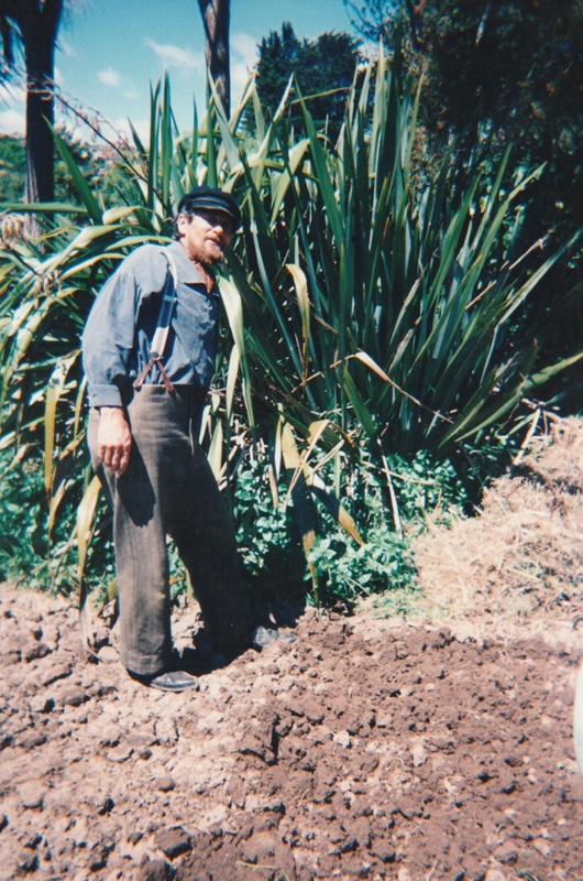 A man in costume digging a garden in Howick Historical Village. ; La ...