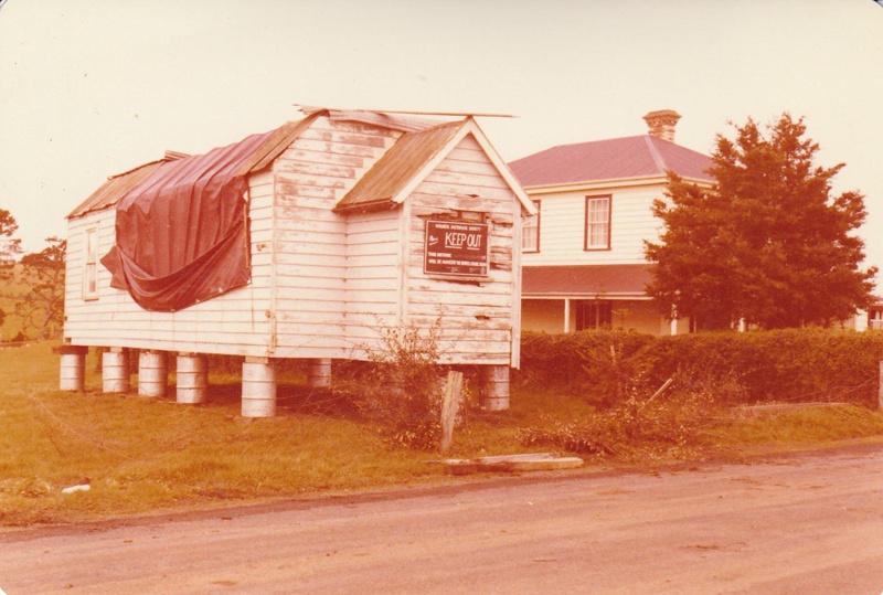 Ararimu Valley School on a transporter arriving at Howick Historical ...