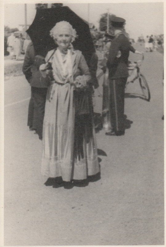 Mrs McCrae in the 1947 Centennial Celebrations.; 8 November 1947; P2022 ...