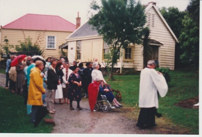 Rev. Bruce Moore rededicating the monument to Te Wheoro; 27/11/1988 ...