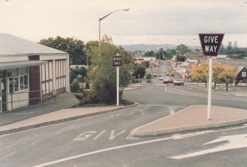 Picton Street and the intersection with Ridge Road, showing the bus ...