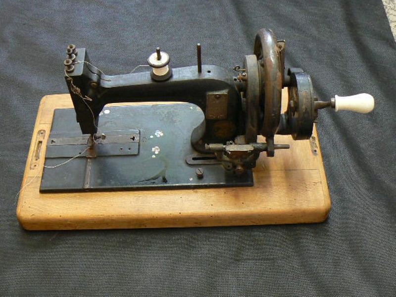 Sewing Machine.; 1976.478.1 | eHive