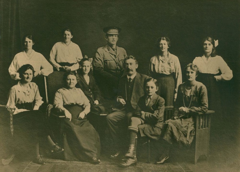 Albert David Smith Collection - Family photograph; c.1918; P7132 | eHive