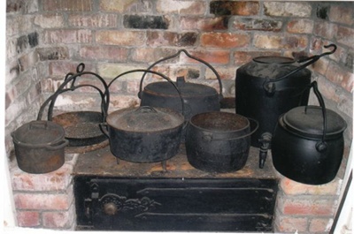 Colonial Iron Cooking Pots ; KJ131 | eHive
