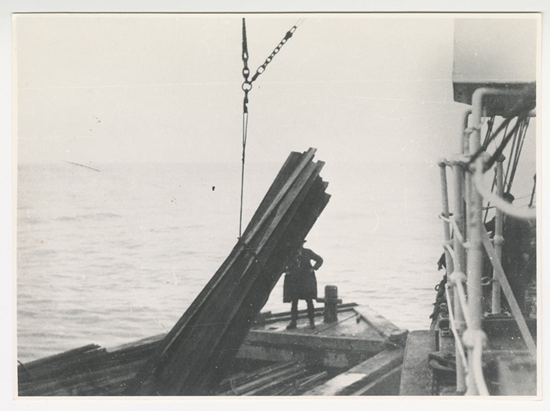 Photograph, Loading timber at Port Craig; Unknown photographer; 1920 ...