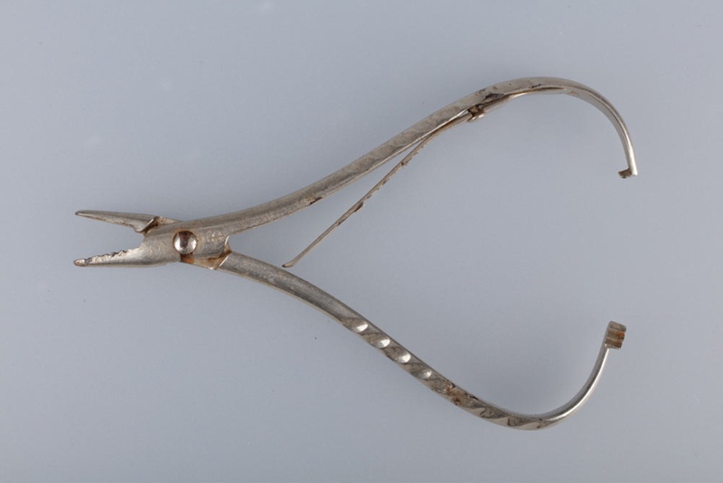Forceps, Locking, Short nose; Unknown manufacturer; 1930-1960; RI.0000. ...
