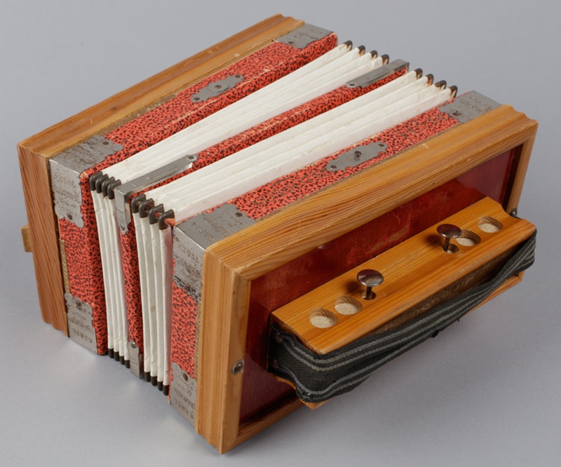 Musical instrument, Melodeon; Regal; 1910-1930; RI.W2001.386 on NZ Museums