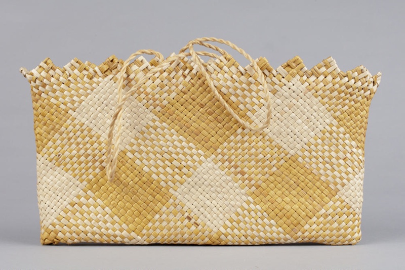 Kete whakairo, Kiekie and pingao, Patterned woven bag; Unknown ...
