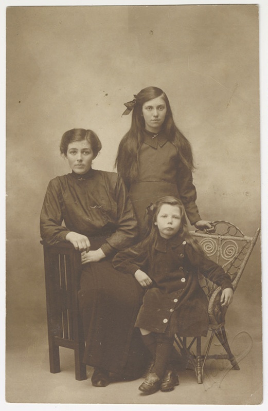 Photograph, Helen, Sarah, and Agnes Walker; Wootton, Samuel Eli; 1910 ...