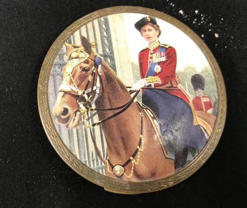 Powder Compact, Queen Elizabeth II; unknown; 2016.1101 | eHive