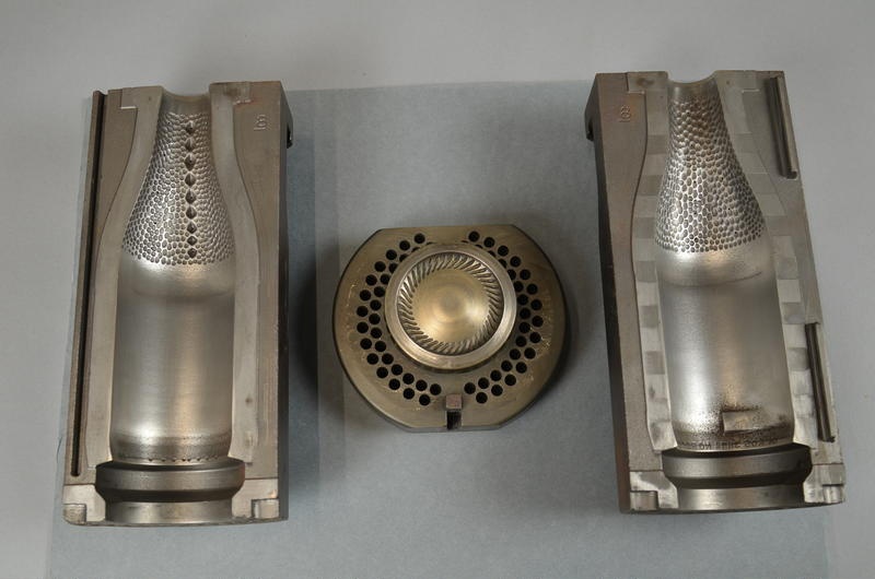 Bottle Mould, Tuatara scaled bottle; O-I Glass New Zealand (closed 2020 ...