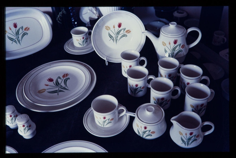 Slide - Floral patterned crockery set | Kōtuia ngā Kete