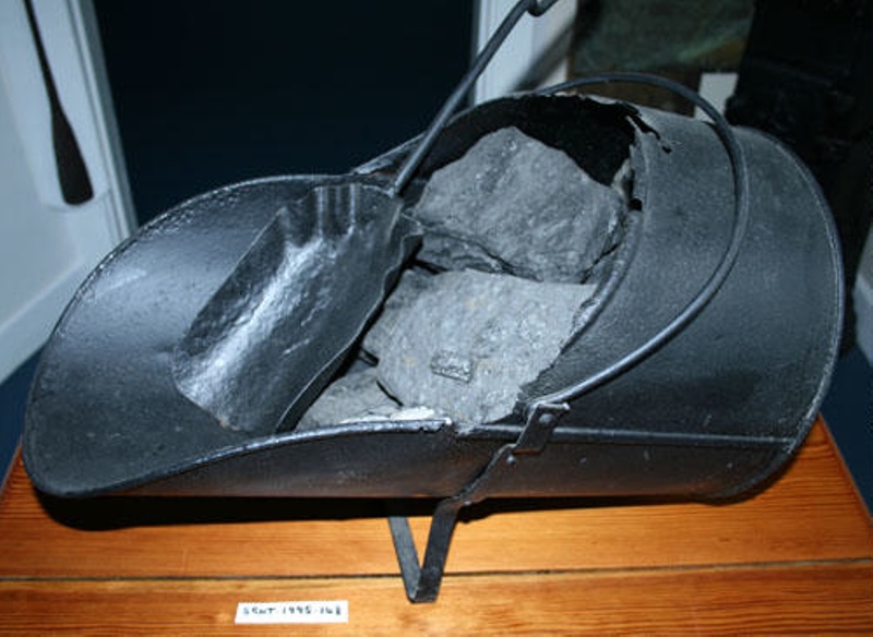 Coal scuttle and shovel; SGHT.1995.148 | eHive