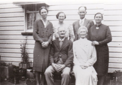 Photograph - Family Group of George and Hannah Read; c1930; 17453 | eHive