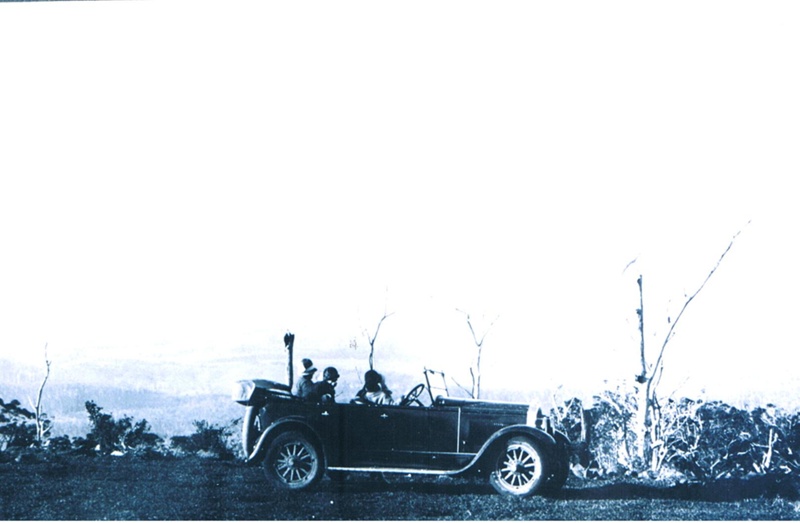 Photograph - Motor car at Toowoomba - Main Range.; RC Brett; 1927; 6368 ...