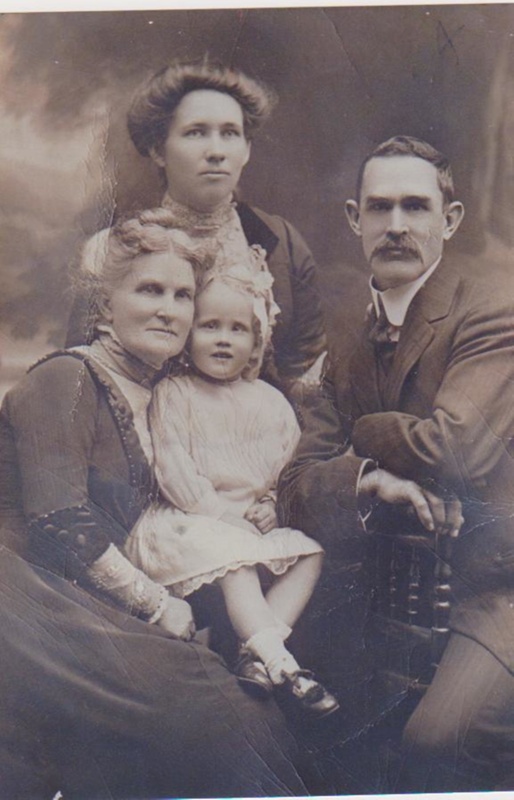 Photograph: Thompson Family; 1912; 9843 | eHive