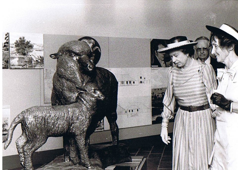 Queen Elizabeth 11 at the opening of the Stockman's Hall of Fame ...