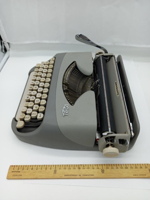 Royalite Portable Typewriter; Royal McBee Nederland N.V.; 2024.10 | eHive