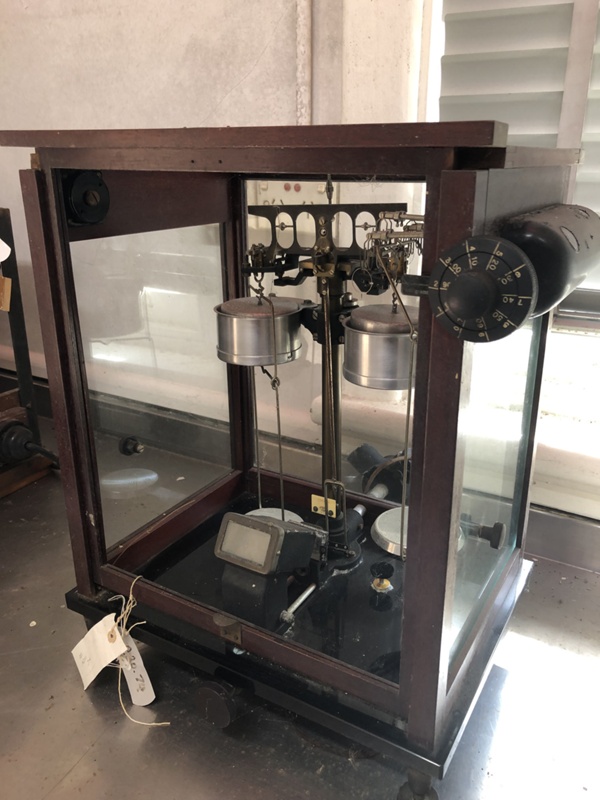Electric scientific balance scales ; xx.152 | eHive