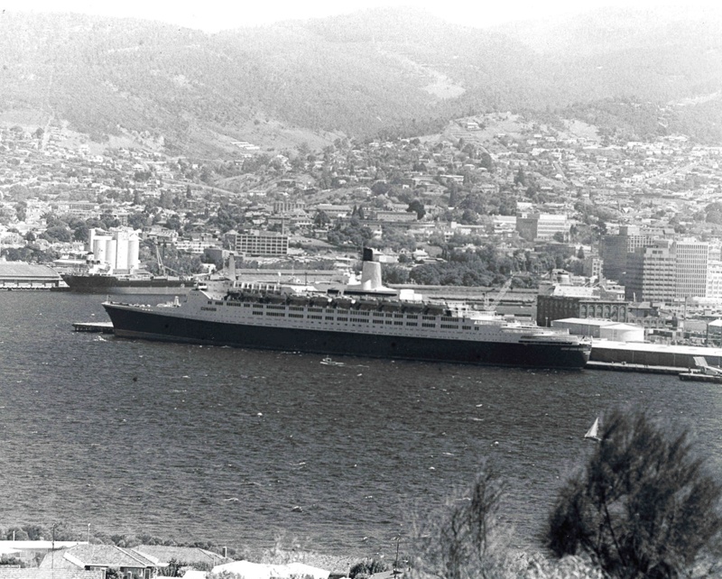 SS Queen Elizabeth 2 ; P_2019-280 | eHive