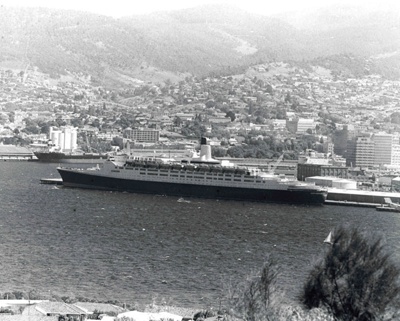 SS Queen Elizabeth 2 ; P_2019-280 | eHive